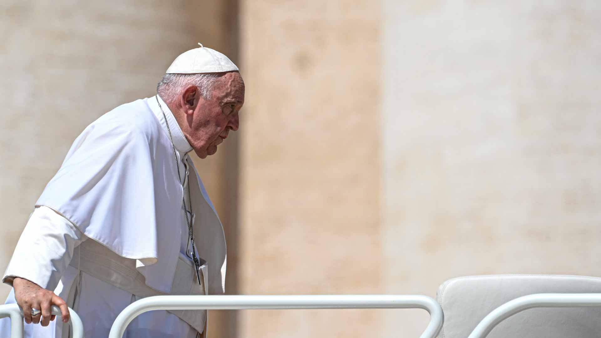 Popes second night following surgery is uneventful